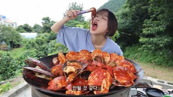 韩国小姐姐吃海鲜_韩国海鲜怎么吃才地道-第2张图片-山城妙识