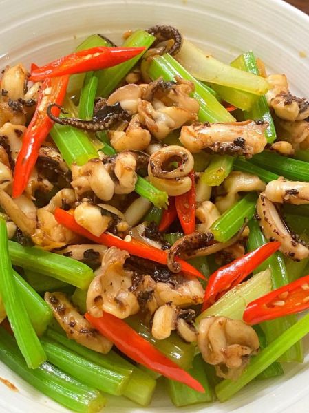 家常炒鱿鱼怎么做_炒鱿鱼焯水还是不焯水-第2张图片-山城妙识