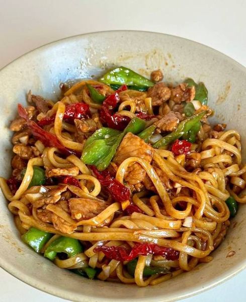 肉炒面怎么做好吃_家常肉炒面做法视频-第1张图片-山城妙识