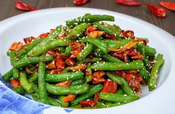 炒豆角要不要先焯水_豆角焯水多久才脆绿-第1张图片-山城妙识