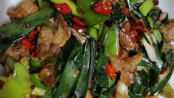 蒜苗炒五花肉怎么做_五花肉炒蒜苗用焯水吗-第3张图片-山城妙识