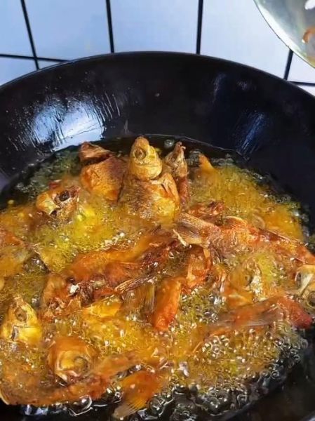 炸小鲫鱼怎么酥脆好吃_炸小鲫鱼酥脆秘诀-第3张图片-山城妙识 炸小鲫鱼怎么酥脆好吃_炸小鲫鱼酥脆秘诀-第3张图片-山城妙识