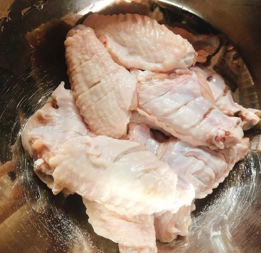 烤箱烤鸡翅鸡翅需要焯水吗_焯水后口感会变差吗-第1张图片-山城妙识