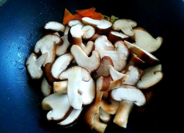 鲜香菇要焯水吗_鲜香菇焯水多久-第3张图片-山城妙识