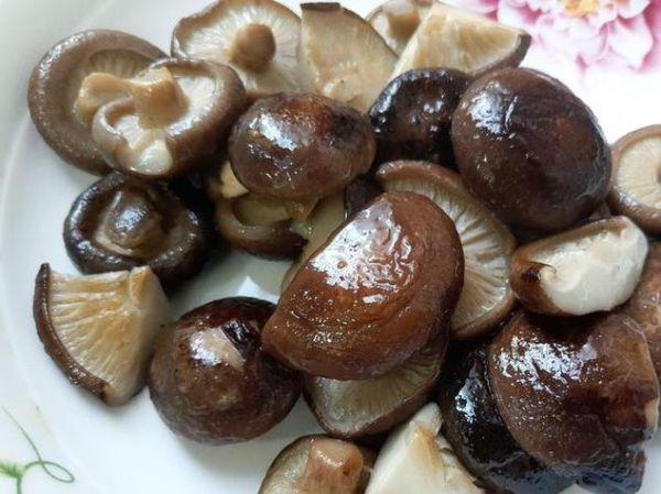 鲜香菇要焯水吗_鲜香菇焯水多久-第2张图片-山城妙识