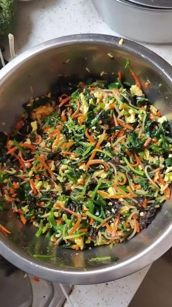 菠菜包子馅怎么做_菠菜包子馅的做法大全-第1张图片-山城妙识