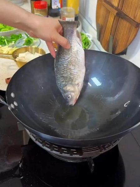 煎鱼粘锅怎么办_煎鱼怎么不粘锅-第1张图片-山城妙识