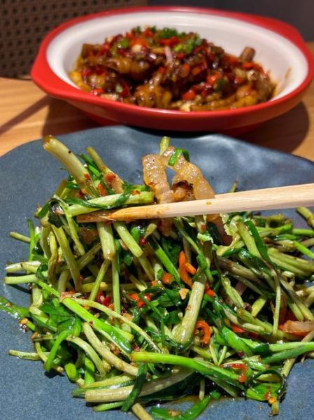 藜蒿炒腊肉是哪里的菜_怎么做才正宗-第3张图片-山城妙识