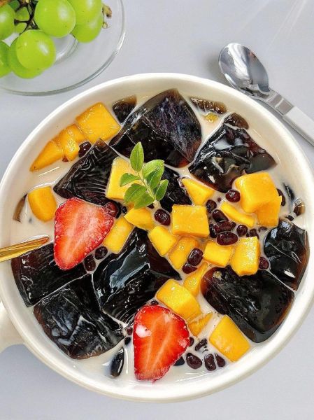 仙草奶茶里的仙草是什么_仙草冻原料揭秘-第1张图片-山城妙识