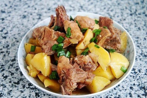 大骨头炖土豆怎么做_大骨头炖土豆需要焯水吗-第3张图片-山城妙识 大骨头炖土豆怎么做_大骨头炖土豆需要焯水吗-第3张图片-山城妙识