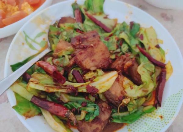 包菜炒回锅肉怎么炒好吃_包菜炒回锅肉要不要焯水-第2张图片-山城妙识