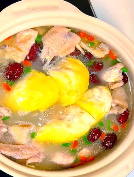 老母鸡汤怎么炖最有营养_老母鸡炖汤放什么食材最补-第1张图片-山城妙识