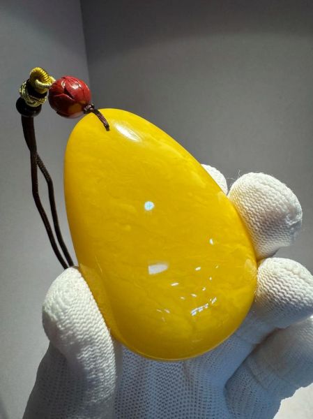 鸡油黄蜜蜡吊坠怎么鉴别真假_鸡油黄蜜蜡吊坠价格一般多少钱-第1张图片-山城妙识