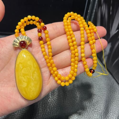 鸡油黄蜜蜡吊坠怎么鉴别真假_鸡油黄蜜蜡吊坠价格一般多少钱-第3张图片-山城妙识