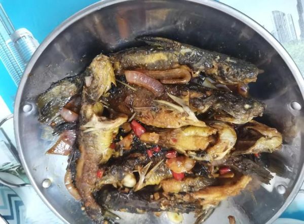 干锅鱼怎么做好吃_干锅鱼的做法步骤详解-第2张图片-山城妙识