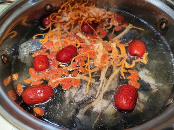 乌骨鸡炖什么好吃_乌骨鸡炖汤最佳搭配-第2张图片-山城妙识