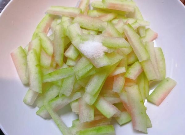 炒西瓜皮怎么做好吃_西瓜皮炒之前要不要焯水-第2张图片-山城妙识