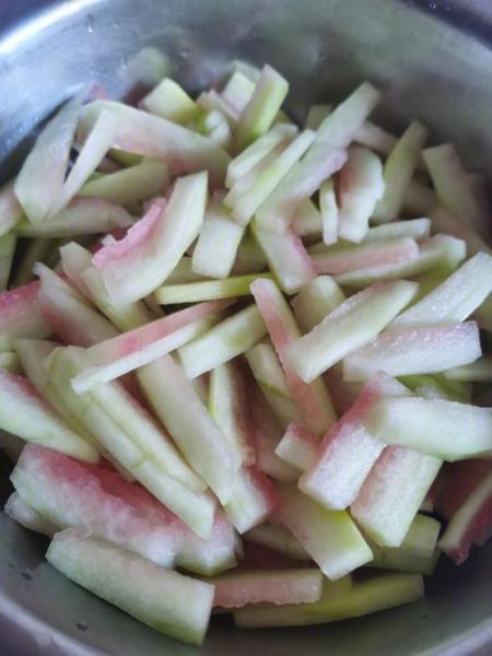 炒西瓜皮怎么做好吃_西瓜皮炒之前要不要焯水-第3张图片-山城妙识