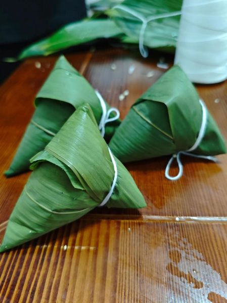 三角粽怎么包_三角粽慢动作教程-第3张图片-山城妙识