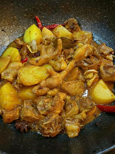 正宗土豆炖鸡块怎么做_土豆炖鸡块先焯水还是先炒糖色-第2张图片-山城妙识 正宗土豆炖鸡块怎么做_土豆炖鸡块先焯水还是先炒糖色-第2张图片-山城妙识