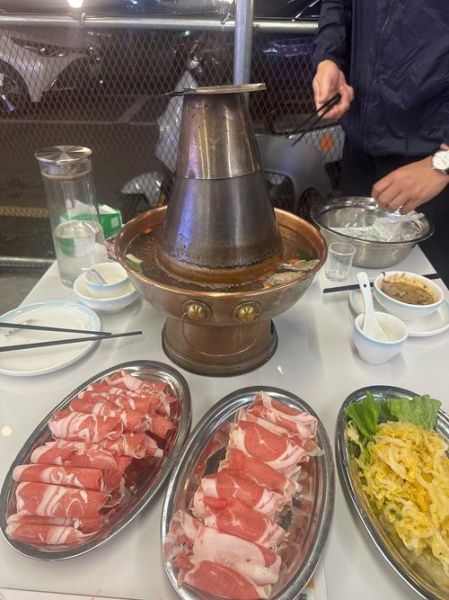 老北京涮羊肉火锅怎么吃_正宗铜锅炭火做法-第1张图片-山城妙识