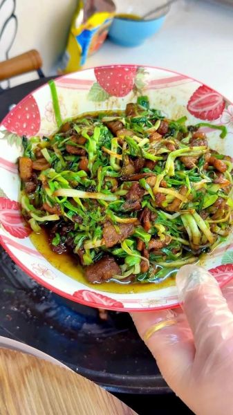 蒜苗炒肉怎么做_蒜苗炒肉用哪个部位肉-第3张图片-山城妙识