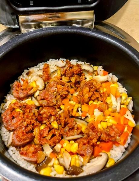 香肠饭电饭煲怎么做_香肠饭电饭煲水量比例-第3张图片-山城妙识