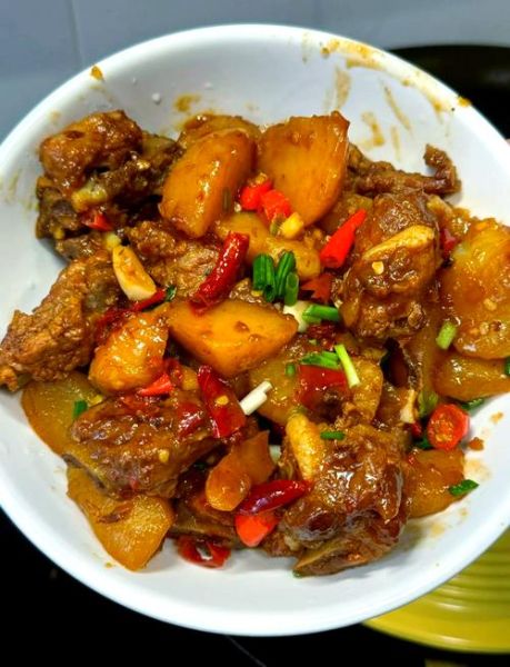 川味土豆烧排骨怎么做_正宗川味土豆烧排骨的秘诀-第1张图片-山城妙识
