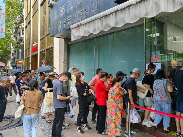 光明邨鲜肉月饼哪里买_排队多久-第1张图片-山城妙识