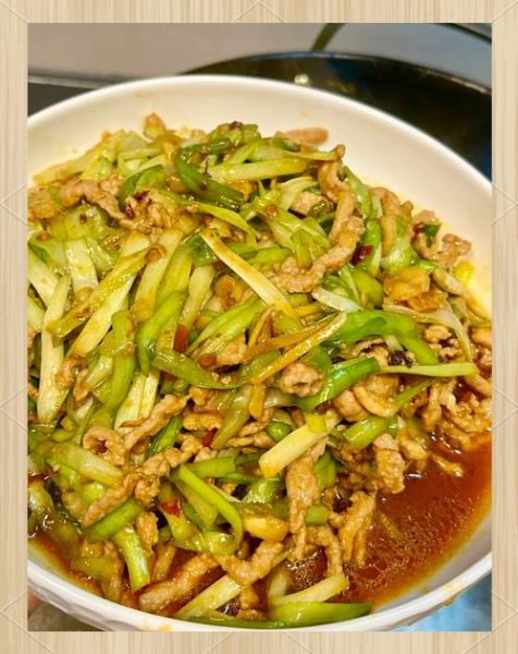 肉丝炒韭黄胡萝卜怎么做_韭黄胡萝卜炒肉丝的家常做法-第1张图片-山城妙识