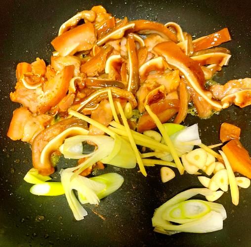 生炒猪耳朵怎么做_猪耳朵焯水还是直接炒-第2张图片-山城妙识