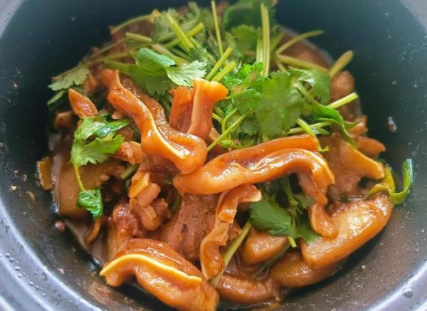 生炒猪耳朵怎么做_猪耳朵焯水还是直接炒-第3张图片-山城妙识