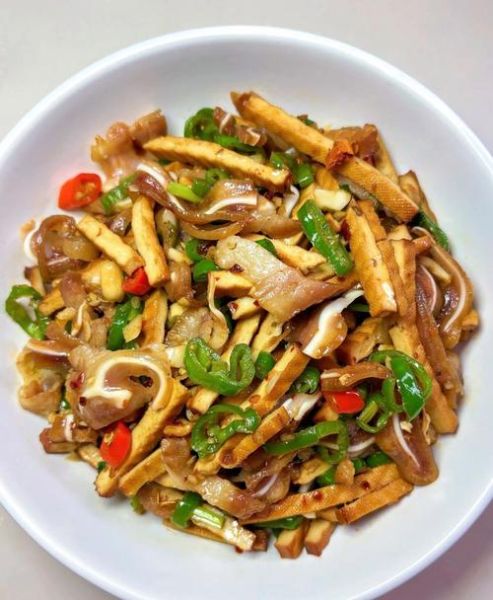 生炒猪耳朵怎么做_猪耳朵焯水还是直接炒-第1张图片-山城妙识