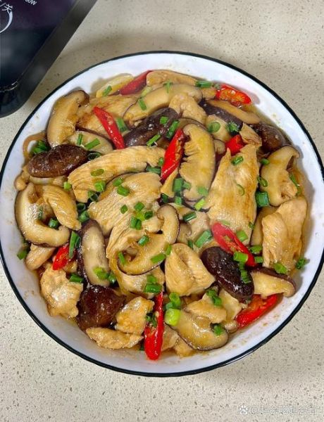 香菇炒鸡肉怎么做好吃_香菇炒鸡肉的家常做法-第1张图片-山城妙识