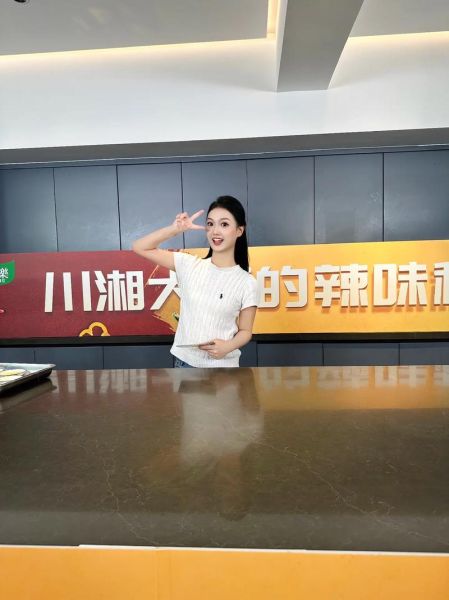 人气美食外景主持人是谁_如何成为美食外景主持人-第2张图片-山城妙识
