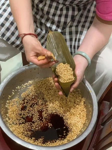 尖头粽子怎么包_尖头粽子包法图解步骤-第2张图片-山城妙识