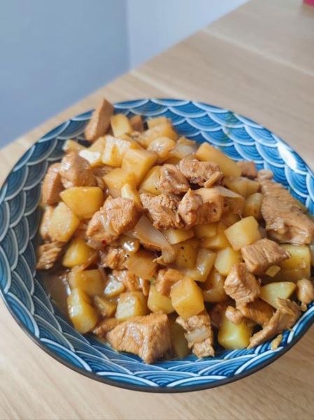 土豆炖鸡怎么炖好吃_土豆炖鸡最香的秘诀-第1张图片-山城妙识