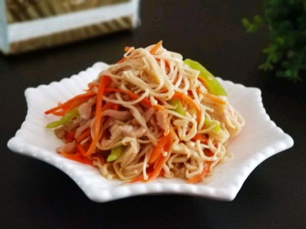 金针菇炒猪肉怎么做好吃_金针菇和猪肉的家常做法-第1张图片-山城妙识