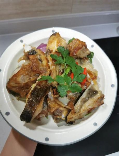 煎鱼头怎么不粘锅_煎鱼头不粘锅的小窍门-第1张图片-山城妙识