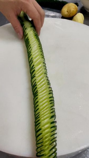 蓑衣刀法怎么切_蓑衣黄瓜切法图解-第2张图片-山城妙识 蓑衣刀法怎么切_蓑衣黄瓜切法图解-第2张图片-山城妙识