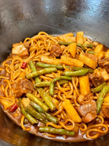 东北铁锅焖面怎么做_正宗东北铁锅焖面做法-第1张图片-山城妙识