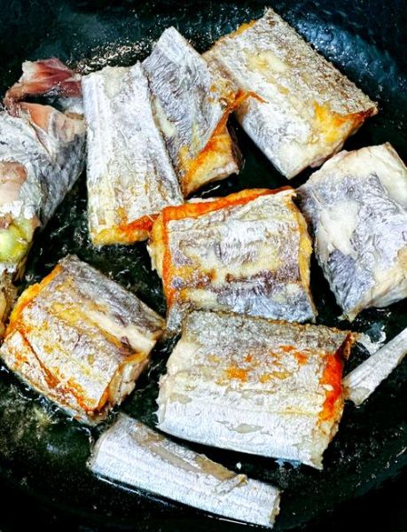 红烧带鱼怎么做_红烧带鱼的家常做法步骤-第1张图片-山城妙识