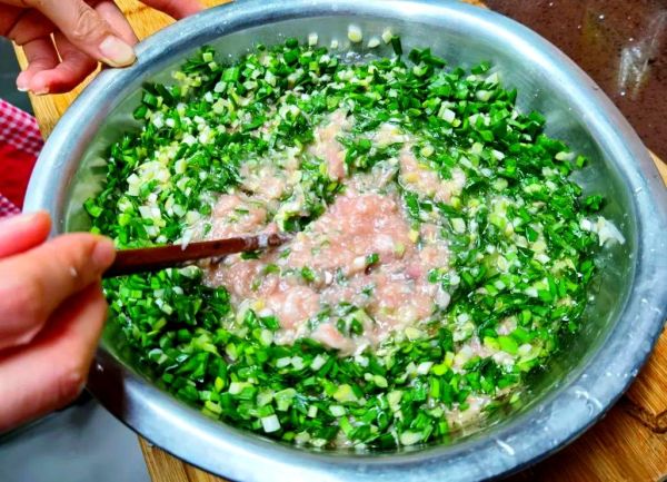 鲅鱼韭菜饺子馅怎么做_鲅鱼饺子馅去腥技巧-第1张图片-山城妙识