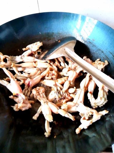 爆炒田鸡要焯水吗_田鸡焯水正确做法-第3张图片-山城妙识