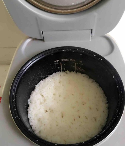 白米饭怎么煮好吃_电饭锅白米饭水米比例-第1张图片-山城妙识