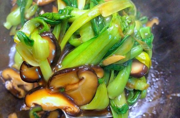 香菇油菜高清大图怎么拍_香菇油菜摆盘技巧-第1张图片-山城妙识