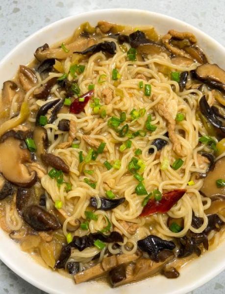 香菇肉丝面怎么做好吃_香菇肉丝面做法步骤-第2张图片-山城妙识