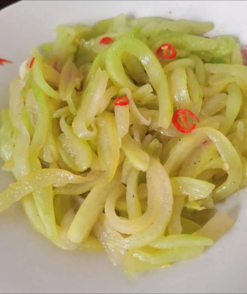 炒丝瓜皮怎么做_丝瓜皮可以吃吗-第1张图片-山城妙识