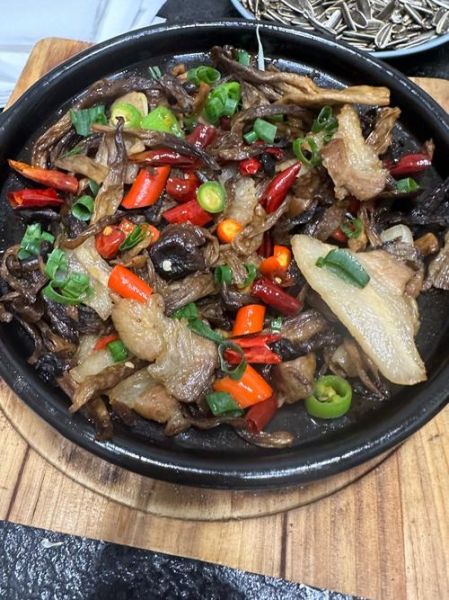 香菇鸡肉煲仔饭怎么做_锅巴如何形成-第1张图片-山城妙识