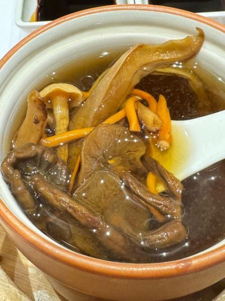 香菇鸡肉煲仔饭怎么做_锅巴如何形成-第3张图片-山城妙识